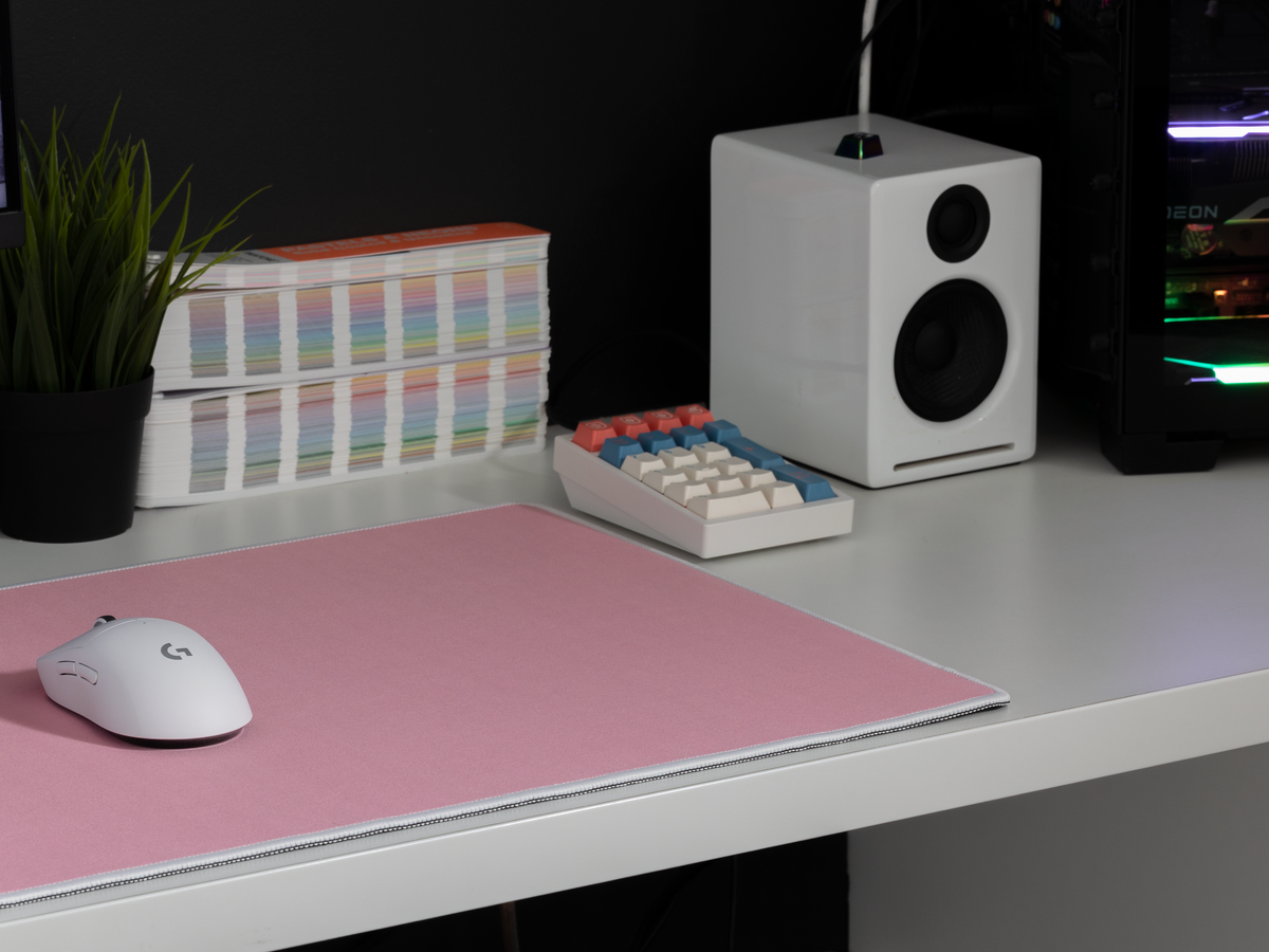 Kiki (Peach Blossom) Deskmat – SwitchKeys